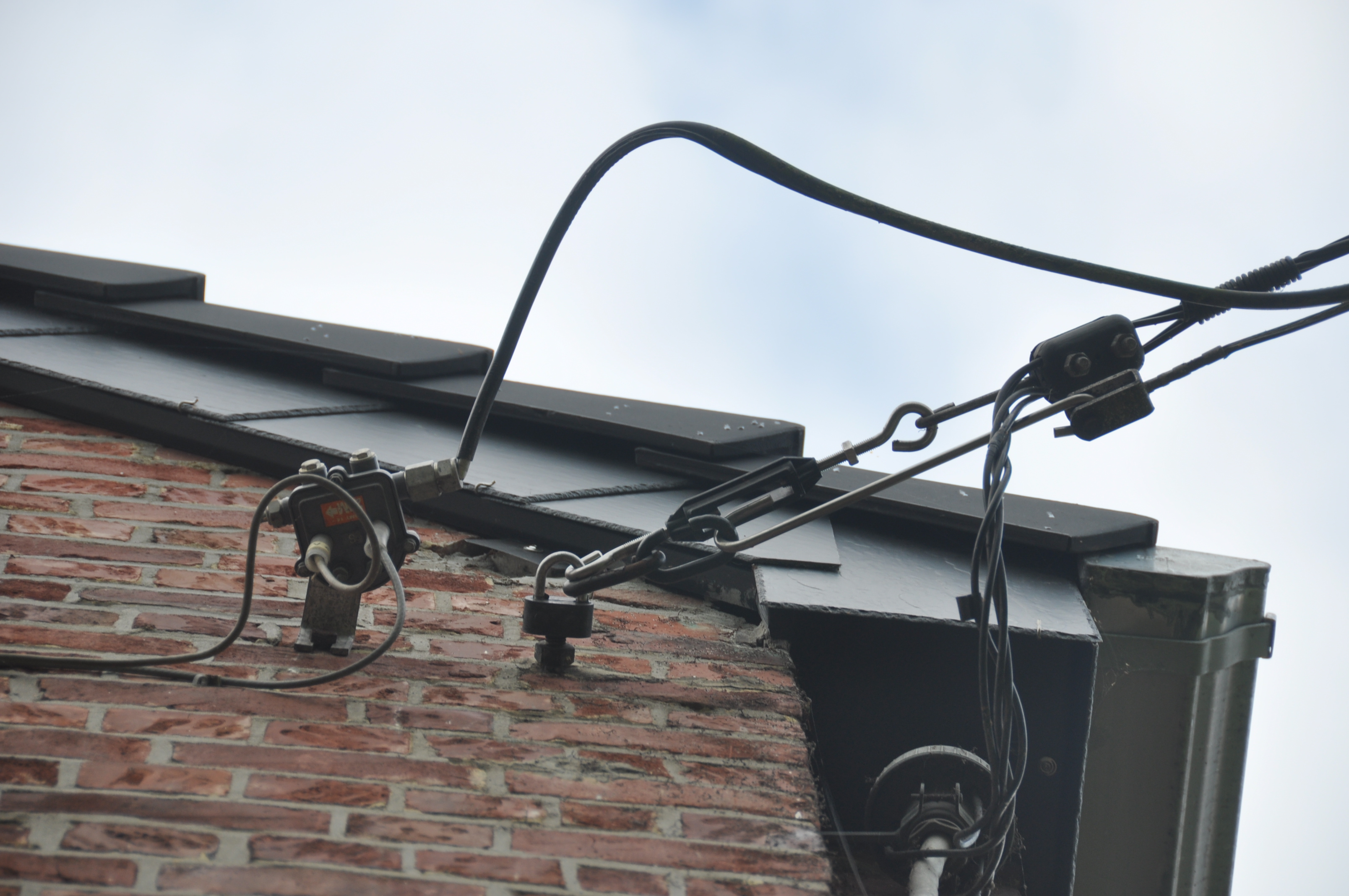 ‎Cable endommagé et arraché de la façade | Le Forum VOO