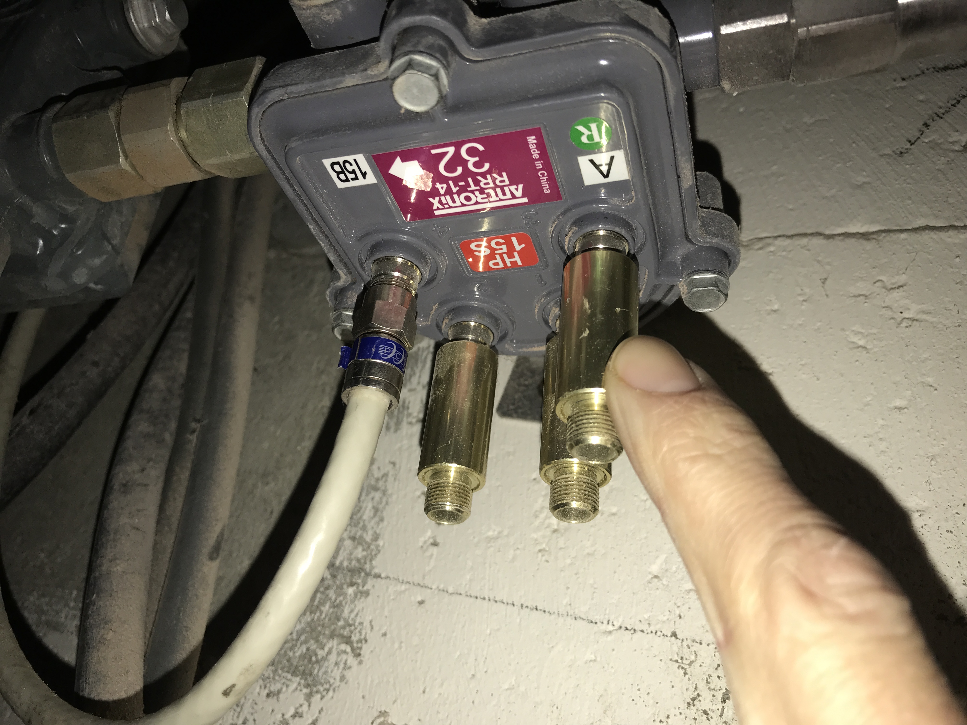 ‎Comment enlever ce bouchon pour brancher un cable coax. | Le Forum VOO